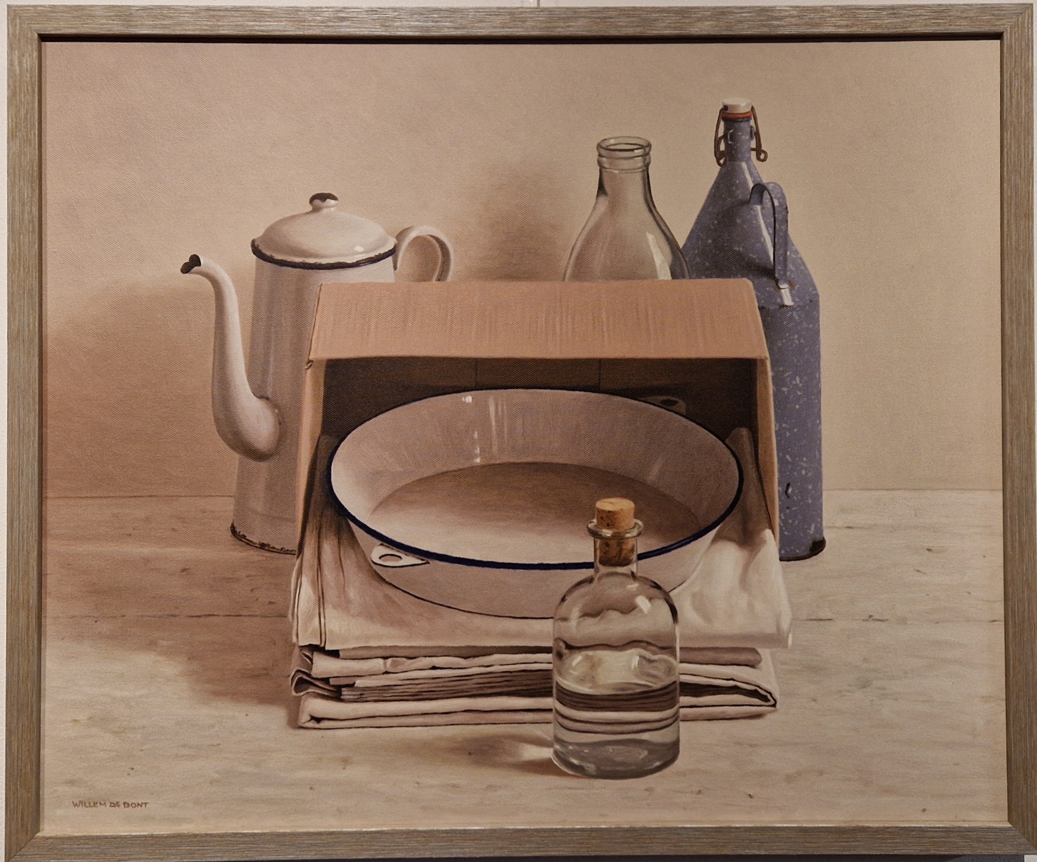Still life behind box with cloths and pan - J&L Lijstenmakerij